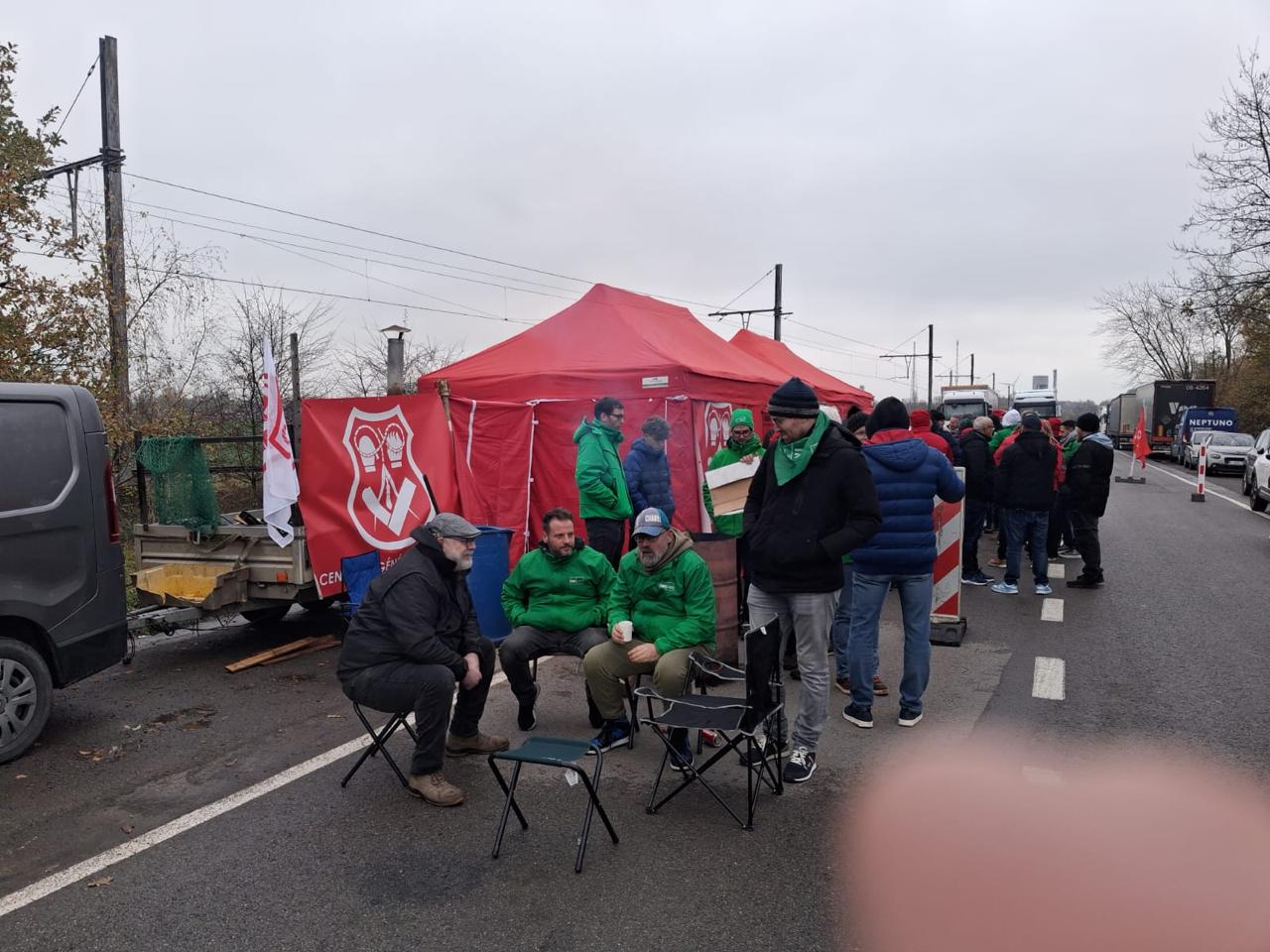 Mobilisation syndicale devant Total Energies à Feluy - Gauche ...